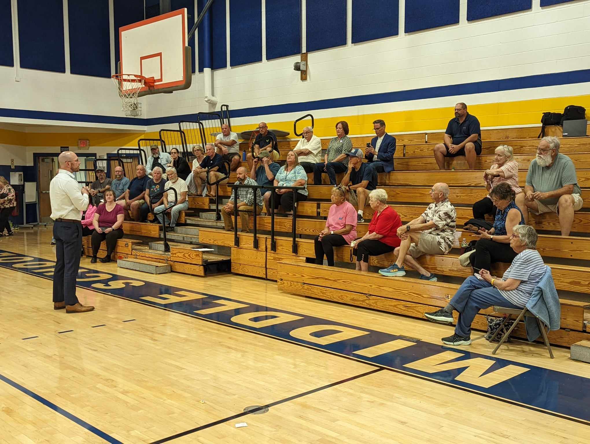 Ruais holds town hall meeting in Ward 6 - Manchester Ink Link