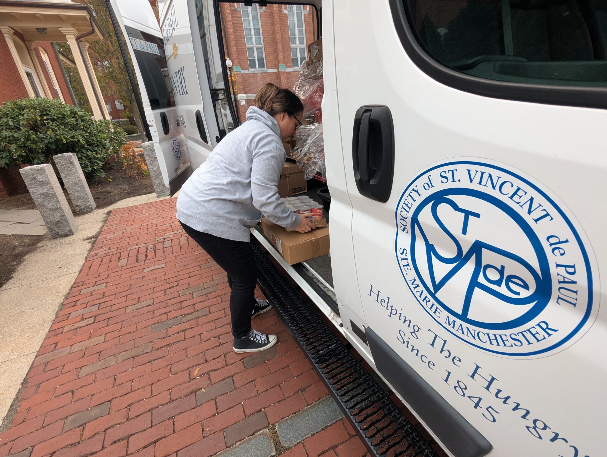 Many hands make light work at West Side food pantry, where demand has ...