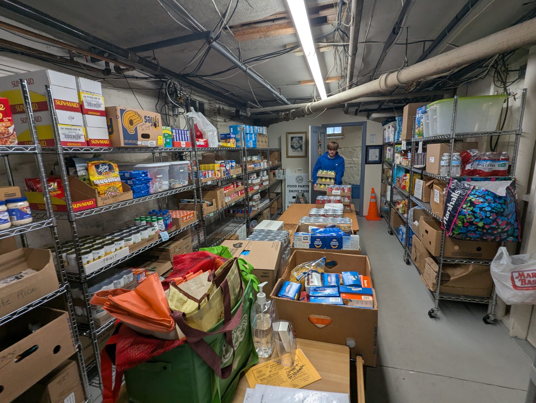 Many hands make light work at West Side food pantry, where demand has ...